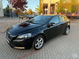Volvo V40 2013 in Mazeikiai on AUTOMOTO.COM.LV Black Volvo V40 2013 in Mazeikiai, with an engine capacity of 1.60 L and mileage of 223 thousand km for 4950 €, photo 1 on AUTOMOTO.COM.LV