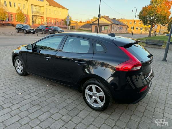 Volvo V40 2013 in Mazeikiai on AUTOMOTO.COM.LV Black Volvo V40 2013 in Mazeikiai, with an engine capacity of 1.60 L and mileage of 223 thousand km for 4950 €, photo 7 on AUTOMOTO.COM.LV