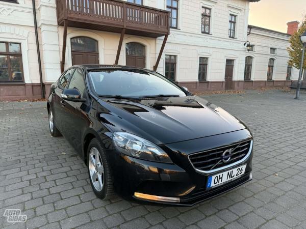 Volvo V40 2013 in Mazeikiai on AUTOMOTO.COM.LV Black Volvo V40 2013 in Mazeikiai, with an engine capacity of 1.60 L and mileage of 223 thousand km for 4950 €, photo 9 on AUTOMOTO.COM.LV