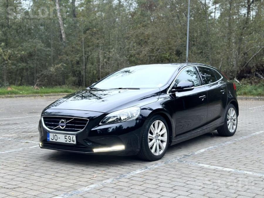 Melns Volvo V40 2013 Rīga, ar dzinēja tilpumu 1.60 L un nobraukumu 268 tūkst. km par 6400 €, foto 1 vietnē AUTOMOTO.COM.LV