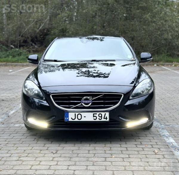 Volvo V40 2013 in Riga on AUTOMOTO.COM.LV Black Volvo V40 2013 in Riga, with an engine capacity of 1.60 L and mileage of 268 thousand km for 6400 ā¬, photo 3 on AUTOMOTO.COM.LV
