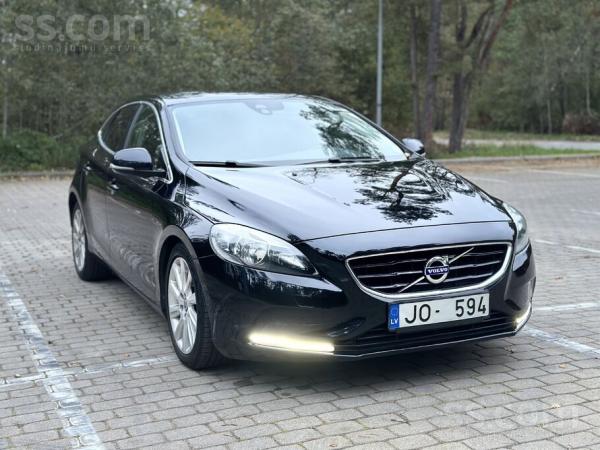 Volvo V40 2013 in Riga on AUTOMOTO.COM.LV Black Volvo V40 2013 in Riga, with an engine capacity of 1.60 L and mileage of 268 thousand km for 6400 ā¬, photo 4 on AUTOMOTO.COM.LV
