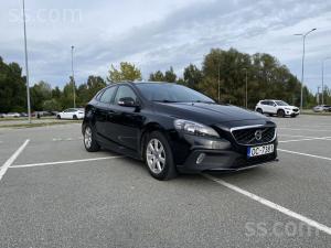 Melns Volvo V40 2013 Rīga, ar dzinēja tilpumu 1.60 L un nobraukumu 281 tūkst. km par 5250 €, foto  vietnē AUTOMOTO.COM.LV