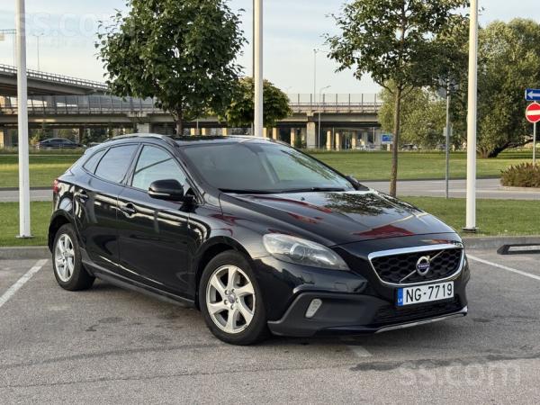 Черный Вольво В40 2013 в Рига, объемом двигателя 1.60 л и пробегом 240 тыс. км за 5700 €, фото 1 на AUTOMOTO.COM.LV