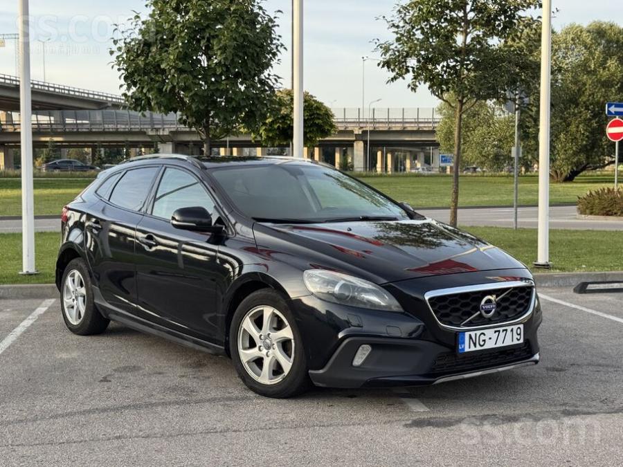 Black Volvo V40 2013 in Riga, with an engine capacity of 1.60 L and mileage of 240 thousand km for 5700 €, photo 1 on AUTOMOTO.COM.LV