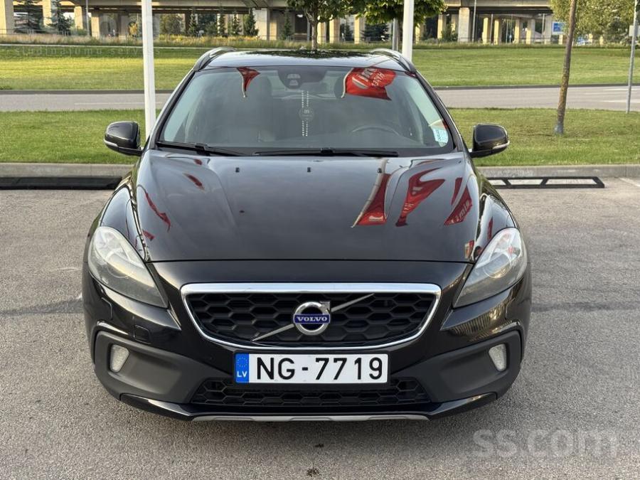 Black Volvo V40 2013 in Riga, with an engine capacity of 1.60 L and mileage of 240 thousand km for 5700 €, photo 3 on AUTOMOTO.COM.LV
