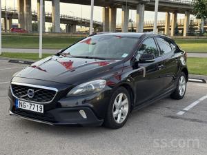 Black Volvo V40 2013 in Riga, with an engine capacity of 1.60 L and mileage of 240 thousand km for 5700 €, photo 4 on AUTOMOTO.COM.LV