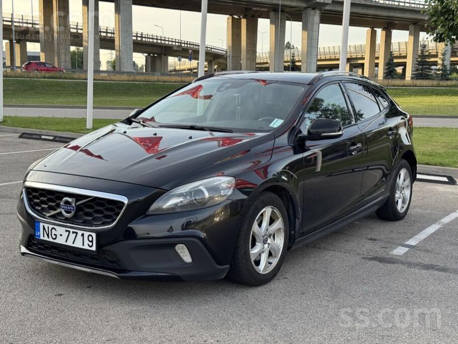 Black Volvo V40 2013 in Riga, with an engine capacity of 1.60 L and mileage of 240 thousand km for 5700 €, photo 4 on AUTOMOTO.COM.LV