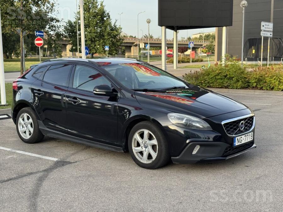 Black Volvo V40 2013 in Riga, with an engine capacity of 1.60 L and mileage of 240 thousand km for 5700 €, photo 5 on AUTOMOTO.COM.LV