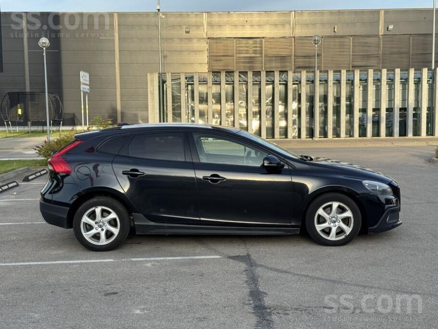 Black Volvo V40 2013 in Riga, with an engine capacity of 1.60 L and mileage of 240 thousand km for 5700 €, photo 6 on AUTOMOTO.COM.LV