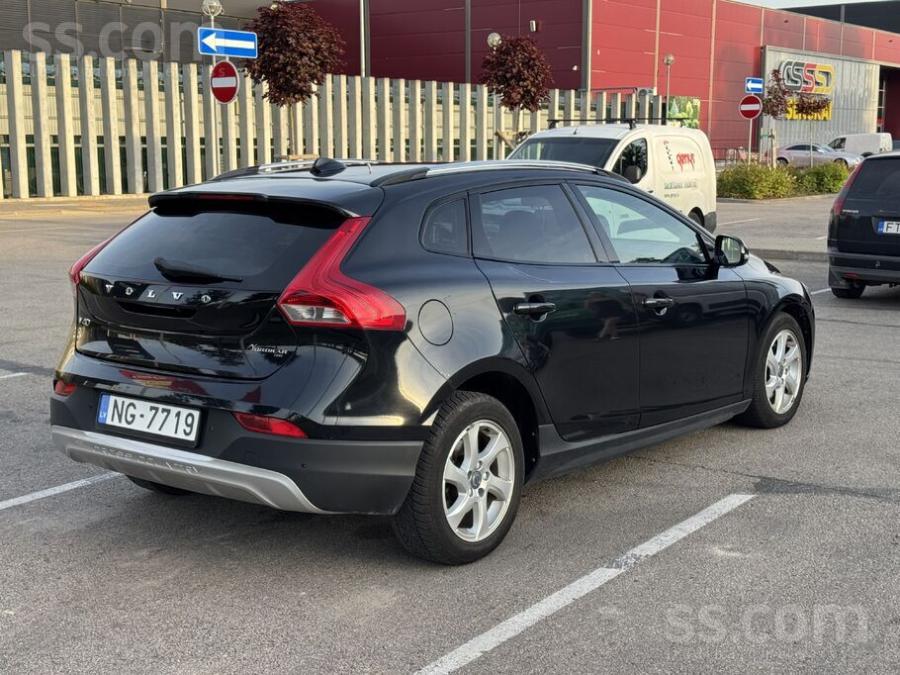 Black Volvo V40 2013 in Riga, with an engine capacity of 1.60 L and mileage of 240 thousand km for 5700 €, photo 7 on AUTOMOTO.COM.LV