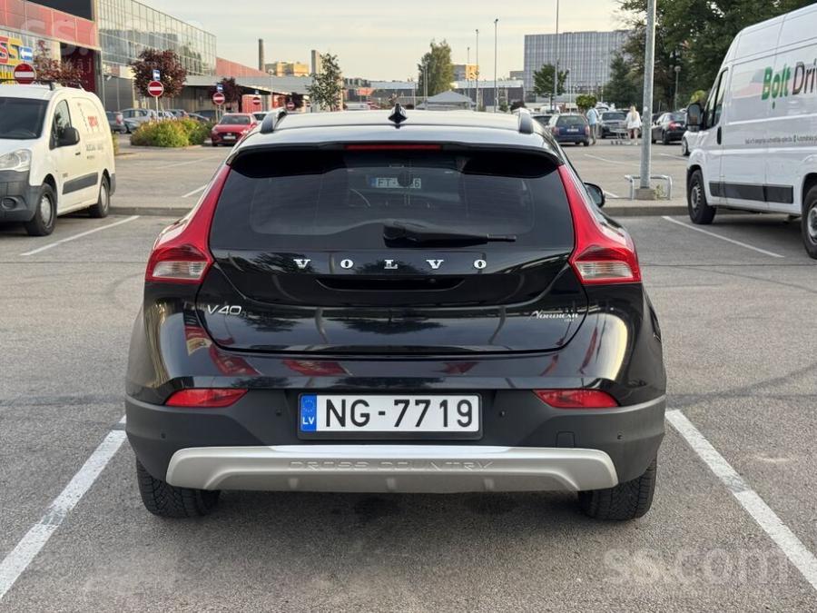 Black Volvo V40 2013 in Riga, with an engine capacity of 1.60 L and mileage of 240 thousand km for 5700 €, photo 8 on AUTOMOTO.COM.LV