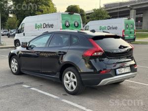 Black Volvo V40 2013 in Riga, with an engine capacity of 1.60 L and mileage of 240 thousand km for 5700 €, photo 9 on AUTOMOTO.COM.LV