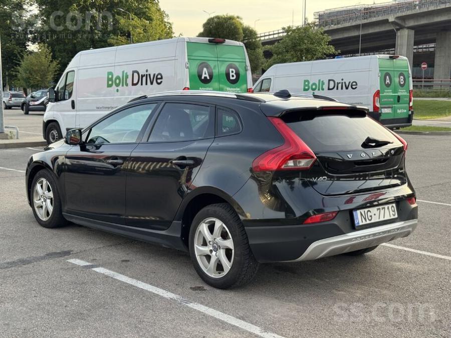 Black Volvo V40 2013 in Riga, with an engine capacity of 1.60 L and mileage of 240 thousand km for 5700 €, photo 9 on AUTOMOTO.COM.LV