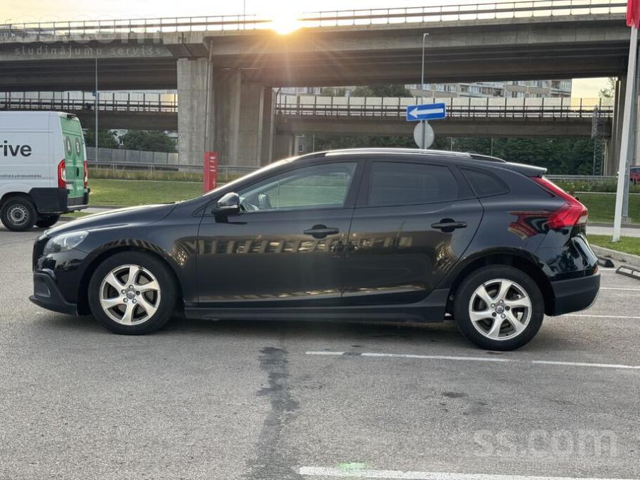 Black Volvo V40 2013 in Riga, with an engine capacity of 1.60 L and mileage of 240 thousand km for 5700 €, photo 10 on AUTOMOTO.COM.LV