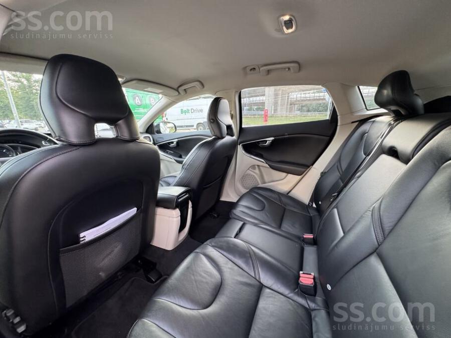 Black Volvo V40 2013 in Riga, with an engine capacity of 1.60 L and mileage of 240 thousand km for 5700 €, photo 13 on AUTOMOTO.COM.LV