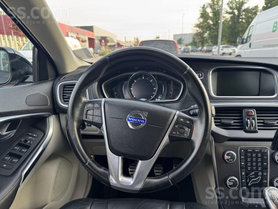 Black Volvo V40 2013 in Riga, with an engine capacity of 1.60 L and mileage of 240 thousand km for 5700 €, photo 15 on AUTOMOTO.COM.LV