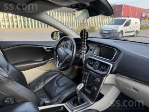 Black Volvo V40 2013 in Riga, with an engine capacity of 1.60 L and mileage of 240 thousand km for 5700 €, photo 16 on AUTOMOTO.COM.LV