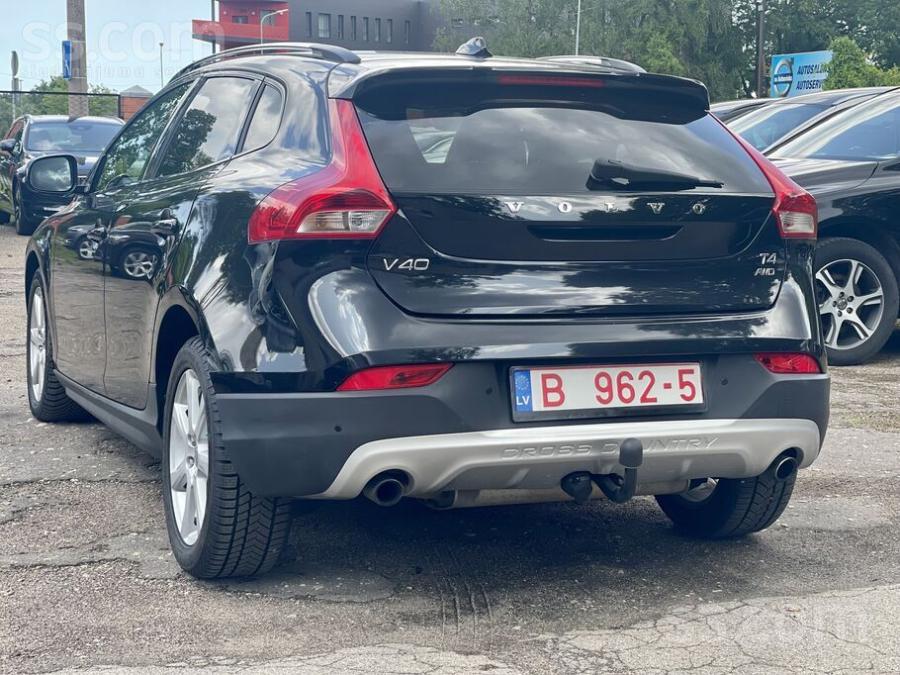 Melns Volvo V40 2014 Rīga, ar dzinēja tilpumu 2.00 L un nobraukumu 0 tūkst. km par 7150 €, foto 3 vietnē AUTOMOTO.COM.LV