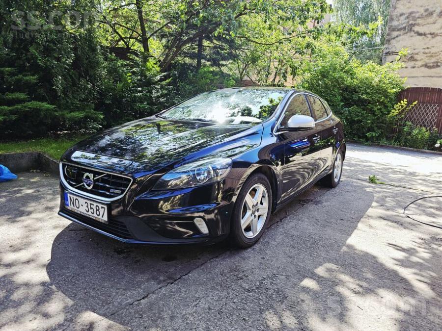 Melns Volvo V40 2014 Rīga, ar dzinēja tilpumu 2.00 L un nobraukumu 243 tūkst. km par 7950 €, foto 1 vietnē AUTOMOTO.COM.LV