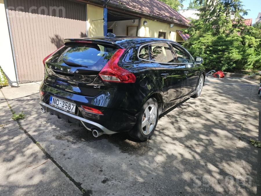 Melns Volvo V40 2014 Rīga, ar dzinēja tilpumu 2.00 L un nobraukumu 243 tūkst. km par 7950 €, foto 3 vietnē AUTOMOTO.COM.LV