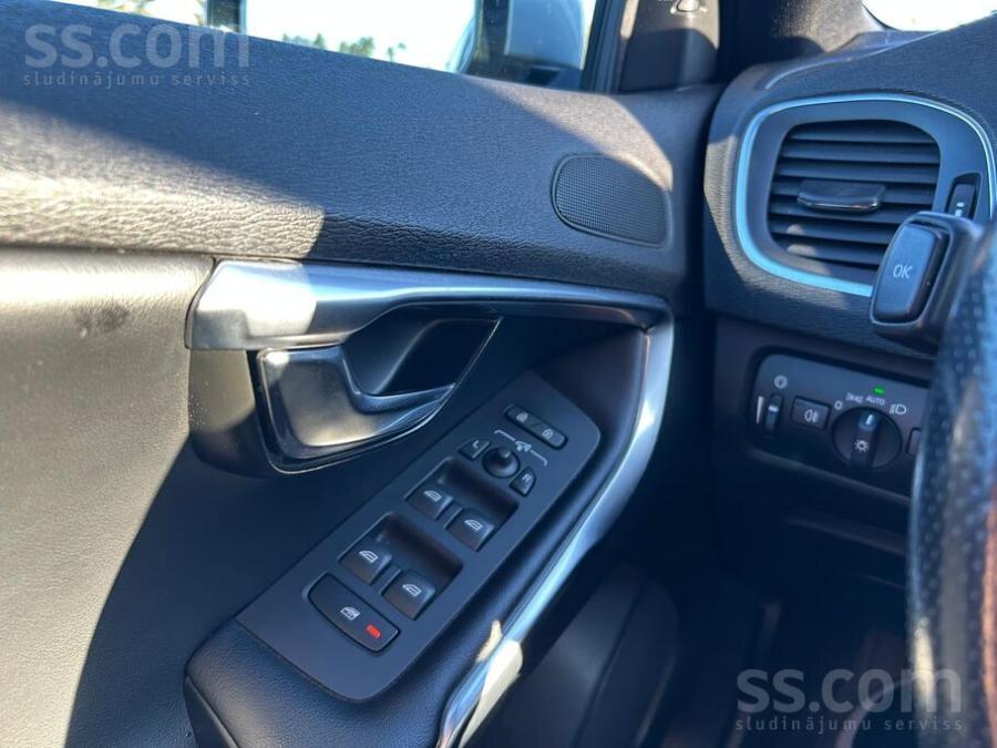 Melns Volvo V40 2014 Bauska, ar dzinēja tilpumu 2.00 L un nobraukumu 246 tūkst. km par 8200 €, foto 12 vietnē AUTOMOTO.COM.LV