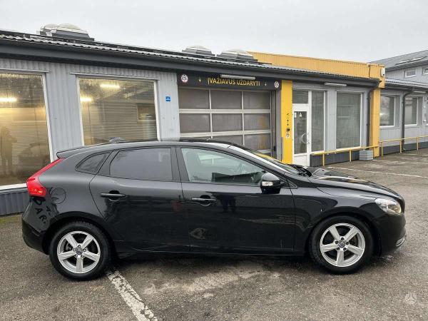 Black Volvo V40 2014 in Siauliai, with an engine capacity of 1.56 L and mileage of 184 thousand km for 6350 €, photo 4 on AUTOMOTO.COM.LV