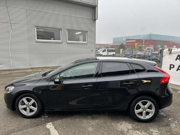 Black Volvo V40 2014 in Siauliai, with an engine capacity of 1.56 L and mileage of 184 thousand km for 6350 €, photo 8 on AUTOMOTO.COM.LV