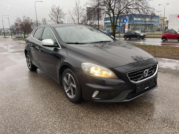 Melns Volvo V40 2014 Kauņa, ar dzinēja tilpumu 1.97 L un nobraukumu 268 tūkst. km par 5950 €, foto 1 vietnē AUTOMOTO.COM.LV