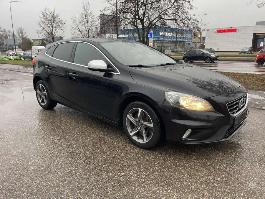 Black Volvo V40 2014 in Kaunas, with an engine capacity of 1.97 L and mileage of 268 thousand km for 5950 €, photo 2 on AUTOMOTO.COM.LV