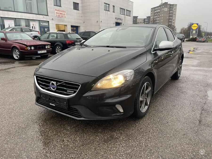 Black Volvo V40 2014 in Kaunas, with an engine capacity of 1.97 L and mileage of 268 thousand km for 5950 €, photo 5 on AUTOMOTO.COM.LV