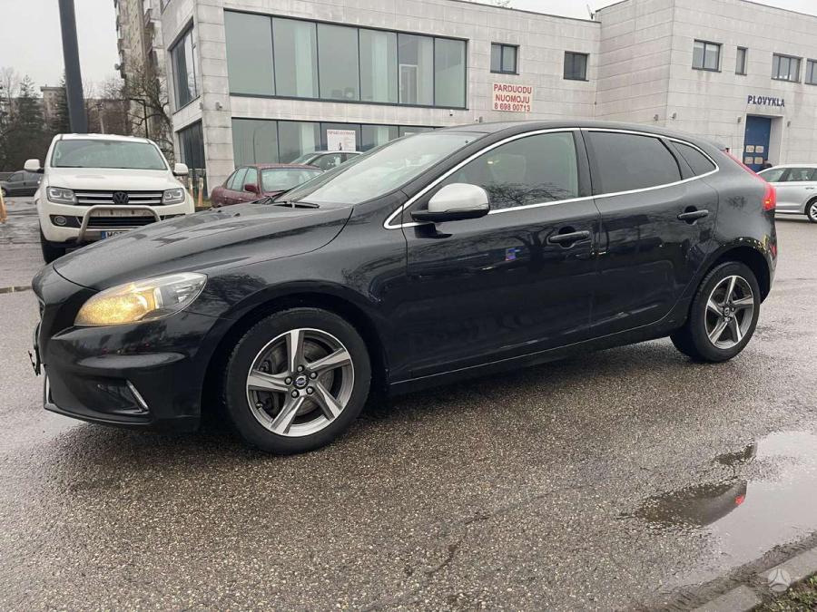 Black Volvo V40 2014 in Kaunas, with an engine capacity of 1.97 L and mileage of 268 thousand km for 5950 €, photo 7 on AUTOMOTO.COM.LV