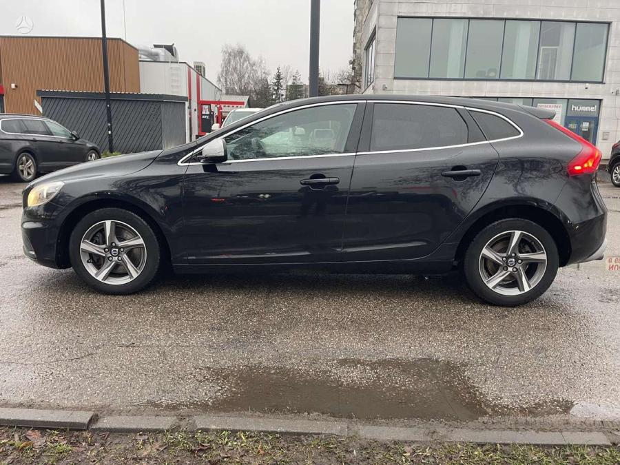Black Volvo V40 2014 in Kaunas, with an engine capacity of 1.97 L and mileage of 268 thousand km for 5950 €, photo 8 on AUTOMOTO.COM.LV