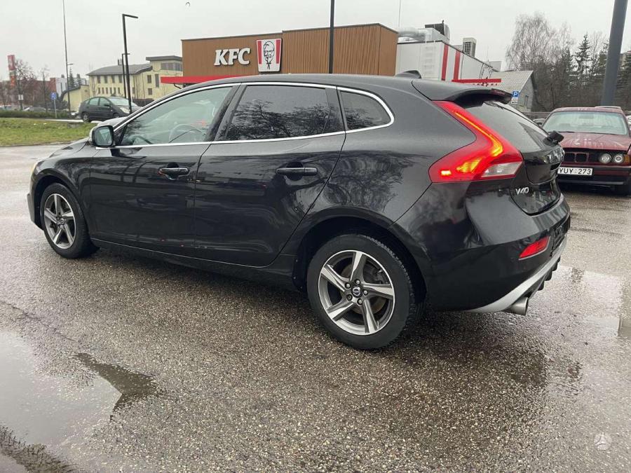 Black Volvo V40 2014 in Kaunas, with an engine capacity of 1.97 L and mileage of 268 thousand km for 5950 €, photo 9 on AUTOMOTO.COM.LV