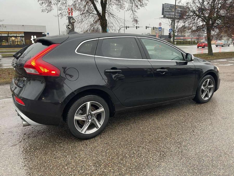Black Volvo V40 2014 in Kaunas, with an engine capacity of 1.97 L and mileage of 268 thousand km for 5950 €, photo 15 on AUTOMOTO.COM.LV