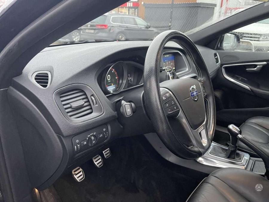Black Volvo V40 2014 in Kaunas, with an engine capacity of 1.97 L and mileage of 268 thousand km for 5950 €, photo 18 on AUTOMOTO.COM.LV