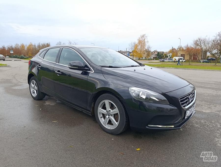Black Volvo V40 2014 in Panevezys, with an engine capacity of 2.00 L and mileage of 316 thousand km for 6500 €, photo 2 on AUTOMOTO.COM.LV