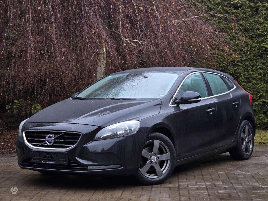 Black Volvo V40 2014 in Kaunas, with an engine capacity of 1.60 L and mileage of 285 thousand km for 4850 €, photo 1 on AUTOMOTO.COM.LV
