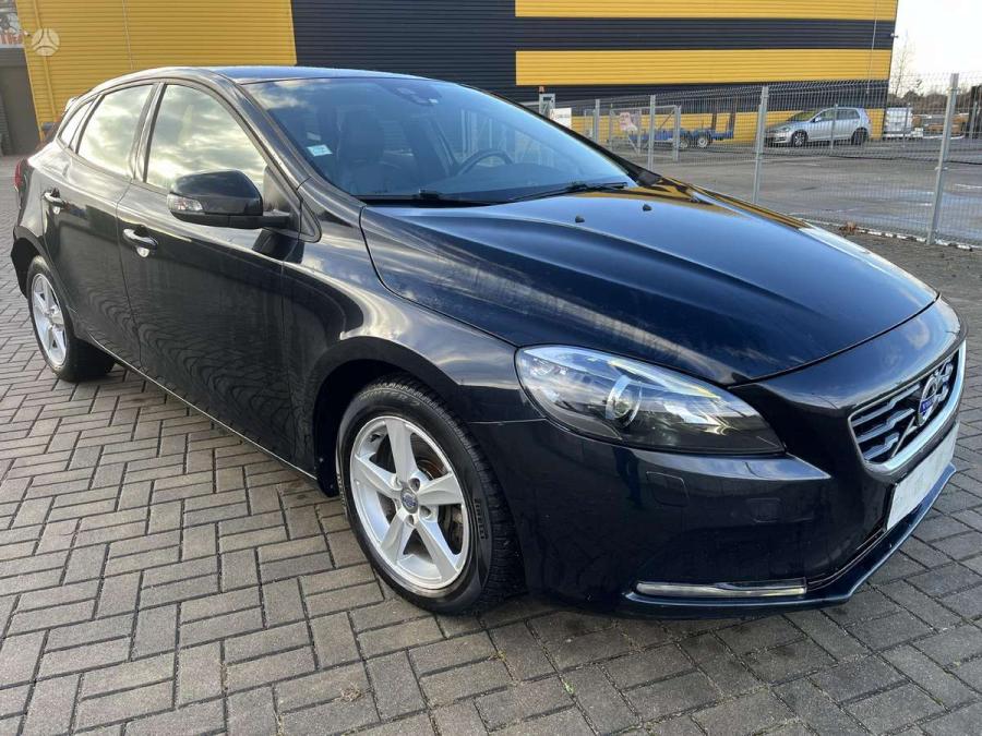 Melns Volvo V40 2014 Tauragė, ar dzinēja tilpumu 1.98 L un nobraukumu 280 tūkst. km par 7200 €, foto 1 vietnē AUTOMOTO.COM.LV