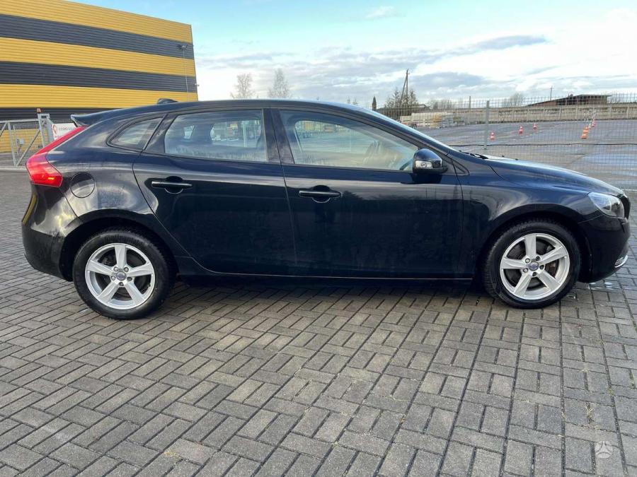 Melns Volvo V40 2014 Tauragė, ar dzinēja tilpumu 1.98 L un nobraukumu 280 tūkst. km par 7200 €, foto 2 vietnē AUTOMOTO.COM.LV