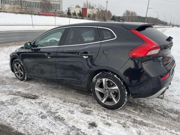 Black Volvo V40 2014 in Kaunas, with an engine capacity of 1.97 L and mileage of 268 thousand km for 5950 €, photo 9 on AUTOMOTO.COM.LV