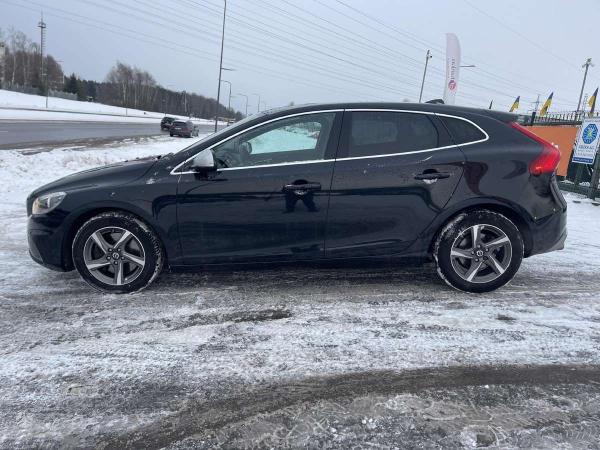 Black Volvo V40 2014 in Kaunas, with an engine capacity of 1.97 L and mileage of 268 thousand km for 5950 €, photo 8 on AUTOMOTO.COM.LV