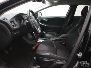 Black Volvo V40 2014 in Vilnius, with an engine capacity of 2.00 L and mileage of 181 thousand km for 8499 €, photo 4 on AUTOMOTO.COM.LV