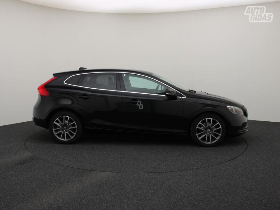 Black Volvo V40 2014 in Vilnius, with an engine capacity of 2.00 L and mileage of 181 thousand km for 8499 €, photo 9 on AUTOMOTO.COM.LV