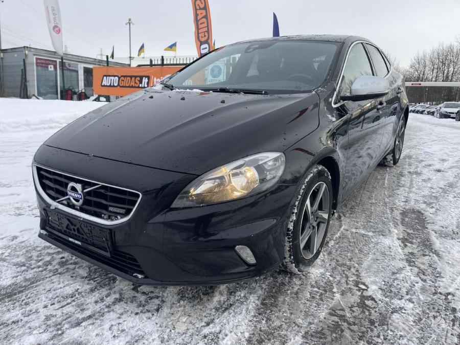 Black Volvo V40 2014 in Kaunas, with an engine capacity of 1.97 L and mileage of 268 thousand km for 5950 €, photo 1 on AUTOMOTO.COM.LV