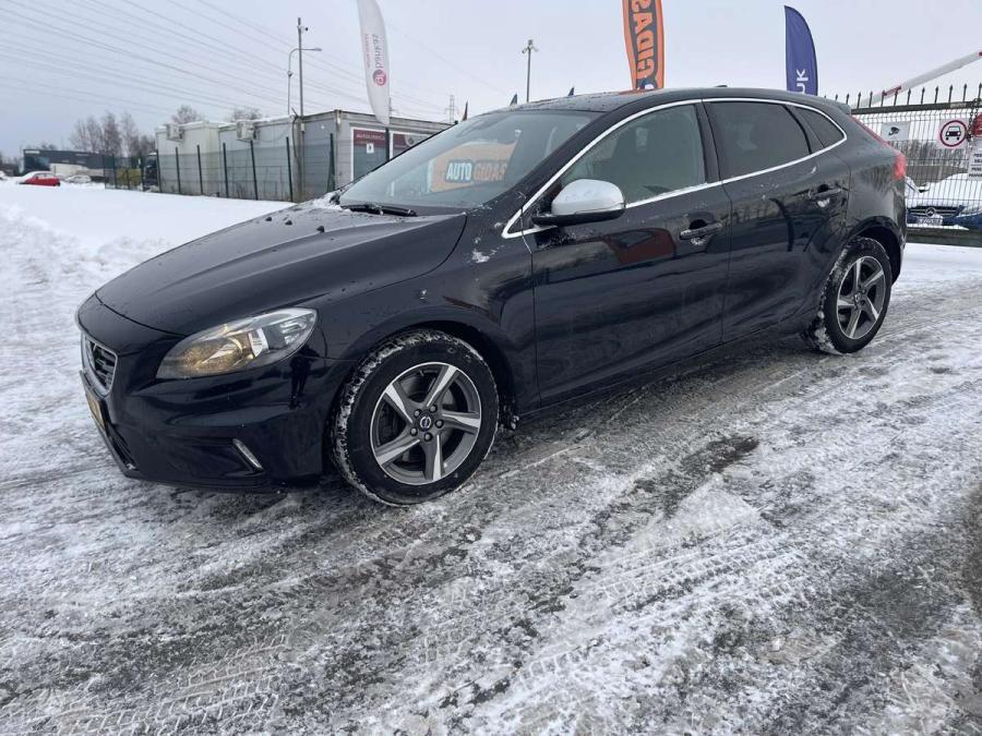 Black Volvo V40 2014 in Kaunas, with an engine capacity of 1.97 L and mileage of 268 thousand km for 5950 €, photo 2 on AUTOMOTO.COM.LV