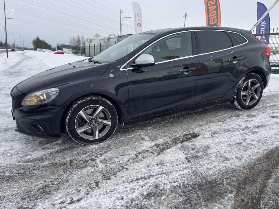 Black Volvo V40 2014 in Kaunas, with an engine capacity of 1.97 L and mileage of 268 thousand km for 5950 €, photo 3 on AUTOMOTO.COM.LV