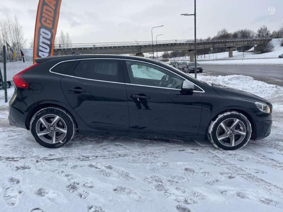 Black Volvo V40 2014 in Kaunas, with an engine capacity of 1.97 L and mileage of 268 thousand km for 5950 €, photo 8 on AUTOMOTO.COM.LV