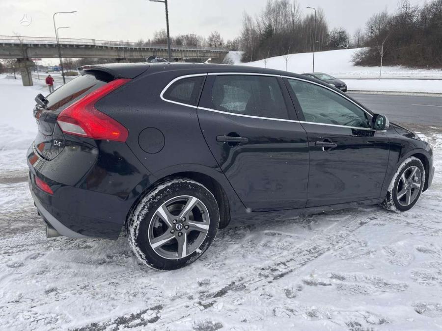 Black Volvo V40 2014 in Kaunas, with an engine capacity of 1.97 L and mileage of 268 thousand km for 5950 €, photo 9 on AUTOMOTO.COM.LV