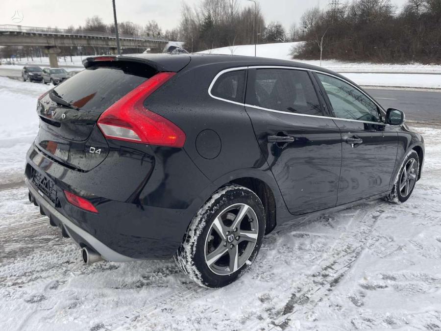 Black Volvo V40 2014 in Kaunas, with an engine capacity of 1.97 L and mileage of 268 thousand km for 5950 €, photo 10 on AUTOMOTO.COM.LV